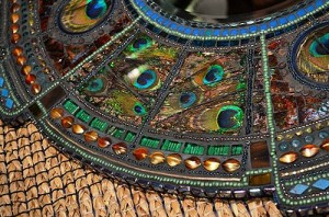 Kilau Mozaik Kaca dari Botol Bekas - Greeners.Co