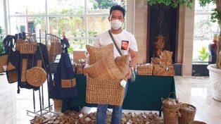 Bengok Craft: Gebrakan Upcycle Eceng Gondok dari Desa Kesongo - Greeners.Co