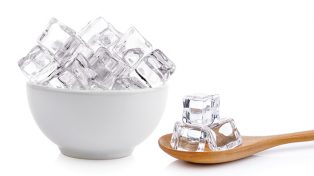 Mengenal Kegunaan Lain Es Batu yang Jarang Diketahui