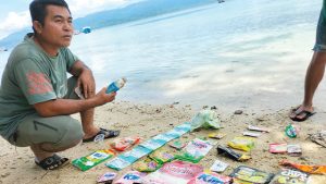 Sampah Sachet Cemari Teluk Palu