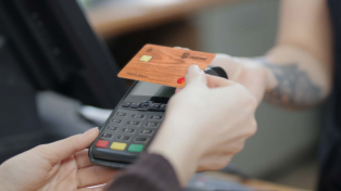 Treecard, Kartu Debit Kayu ini Punya Misi Menyelamatkan Bumi